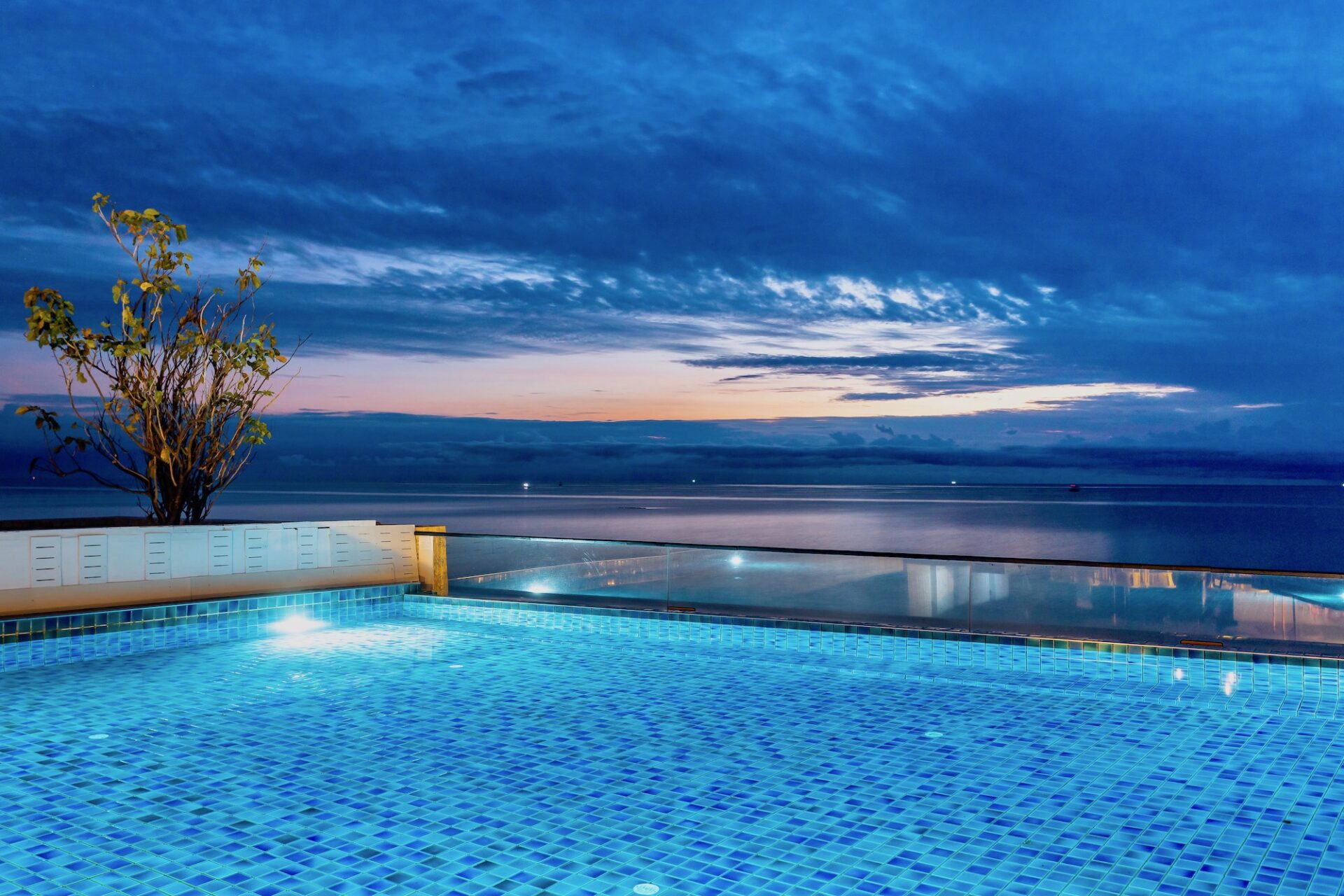 Seaside Swimming Pool In Modern Atmosphere I Hua Hin Resort