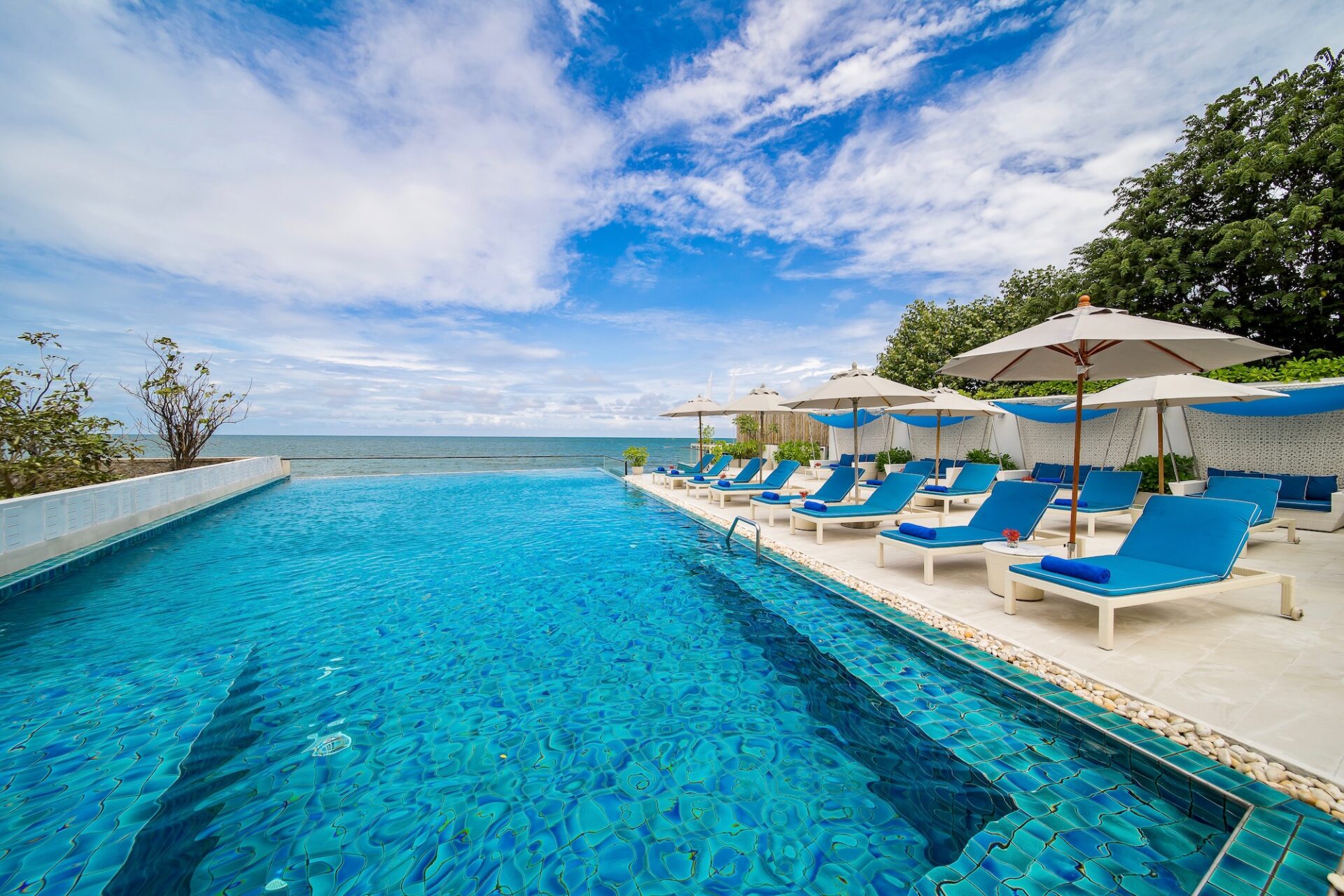 Seaside Swimming Pool In Modern Atmosphere I Hua Hin Resort